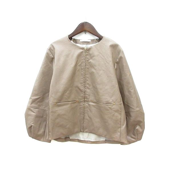 シェトワ Chez toi ノーカラージャケット 総裏地 フェイクレザー F ベージュ /MN レディース【ブランド】シェトワ Chez toi【表記サイズ】F【実寸サイズ】肩幅：約40cm　身幅：約47cm　袖丈：約50cm　着丈：約50...