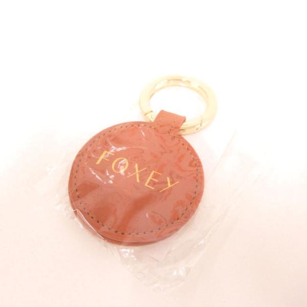 未使用品 フォクシー FOXEY 帽子ホルダー スカーフホルダー キーホルダー 茶 ブラウン ゴールドカラー 円形 ロゴ入り リング金具 /NU【ブランド】フォクシー FOXEY【実寸サイズ】縦：10.3cm　横：6.2cm　　【素材】マグ...