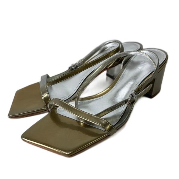 schutz シュッツ サンダル ミュール スクエアトゥ 6.5 ゴールドカラー レディース【表記サイズ】6.5【実寸サイズ】ヒールの高さ：6cm　最大幅：8.5cm　　【色】ゴールドカラー【状態】・つま先部分に多少の変色あり　その他に目立...