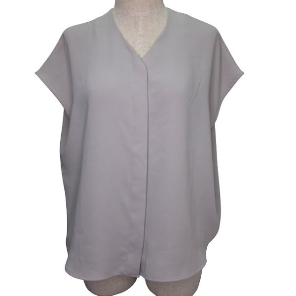 soeju ブラウス ノースリーブ フライフロント S グレー vv73 0306　 レディース【表記サイズ】Ｓ【実寸サイズ】肩幅：60cm　身幅：57.5cm　着丈：61.5cm　　【素材】ポリエステル100％【色】グレー【状態】・襟ぐり...