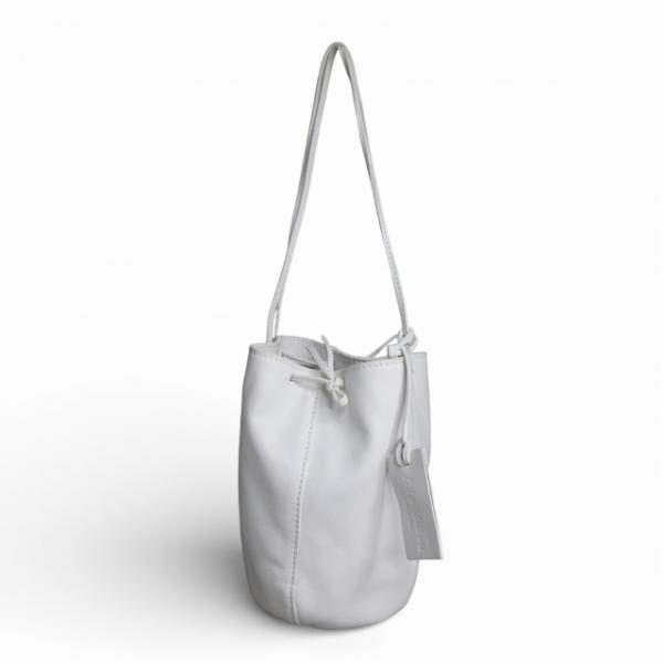 アラマルヴァ A.la Malva バッグ 巾着型 ホワイト k34585 0119 【実寸サイズ】持ち手の長さ：61cm　ヨコ：12cm　タテ：22cm　マチ：12cm　　【色】ホワイト【仕様】内側　オープンポケット×２【状態】・一部小さ...