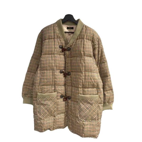 ダックス DAKS ダウンコート チェック ミドル丈 トグルボタン ベージュ ■WGA レディース【ブランド】ダックス DAKS【表記サイズ】サイズ記載なし【実寸サイズ】肩幅：約53cm　身幅：約63cm　着丈：約85cm　袖丈：約56cm...
