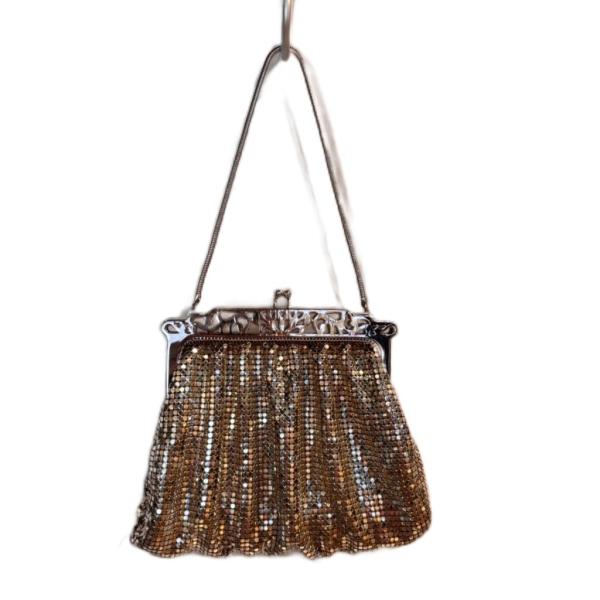 whiting&amp;davis ハンドバッグ ポーチ がま口 シルバーカラー ■GY99 レディース【実寸サイズ】持ち手の長さ：32cm　ヨコ：17cm　タテ：13.5cm　マチ：3cm　　【色】シルバーカラー【状態】内側に薄汚れがあり...