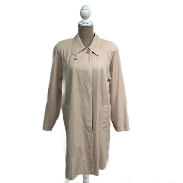 サンヨー SANYO 美品 ステンカラーコート 比翼 ひざ丈 7AR ピンクベージュ LR073-521-12 レディース【表記サイズ】7AR【実寸サイズ】身幅：約56cm　着丈：約92cm　ゆき丈：約78cm　　【素材】表地 ポリエステル...