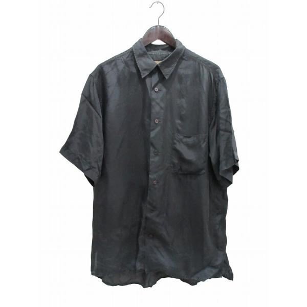 ヨウジヤマモト YOHJI YAMAMOTO シャツ 半袖 BANG ON ブラック 2サイズ メンズ【ブランド】ヨウジヤマモト YOHJI YAMAMOTO【表記サイズ】2【実寸サイズ】肩幅：48cm　身幅：64cm　着丈：84cm　袖丈...