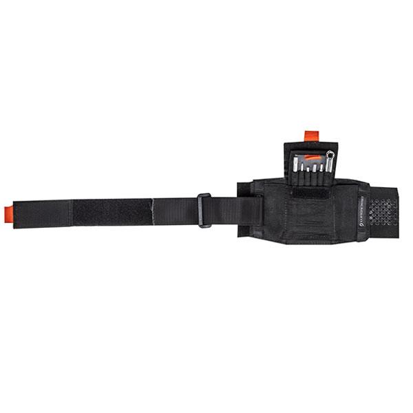 ビッグスイッチマルチツールと同じ工具内容をチューブやCO2インフレーター、タイヤレバーとまとめてサドル下にセットでき、ツール使用時にも内容をばらまくことなく展開できるツールキャリア。15の機能：着脱容易なボールピン式T型、L型ハンドルレンチ...