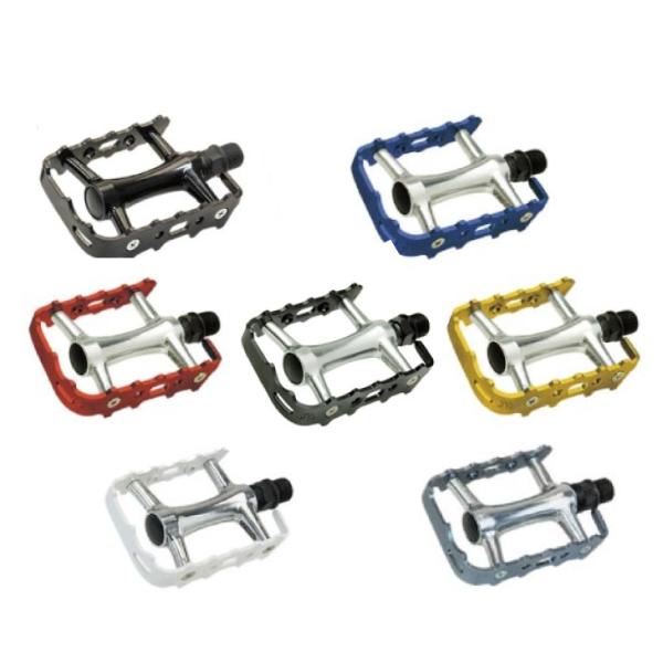 ■カラー：ブラック、ゴールド、ブルー、レッド　シルバー、ダークシルバー、オールブラック■素材：アルミ ボディ &amp; ケージ■ボール ベアリング■クロモリ 9/16" アクスル■リフレクター付■サイズ：L63 x W100 x H24m...