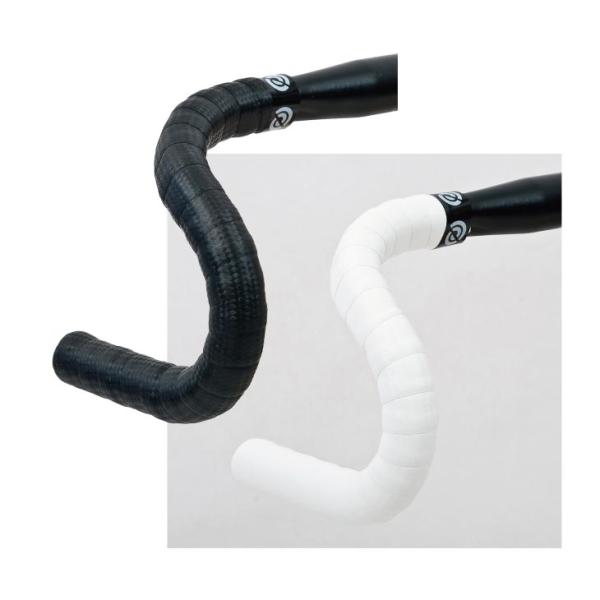 薄手でタイトな握り心地が好評のカーボニオ。【商品説明】■カラー：カーボンホワイト、カーボンブラック■寸法：180 x 3cm■厚さ：(サイド)0.5mm (センター)2.5mm■クッション性：2 / グリップ性：3■重量：95g