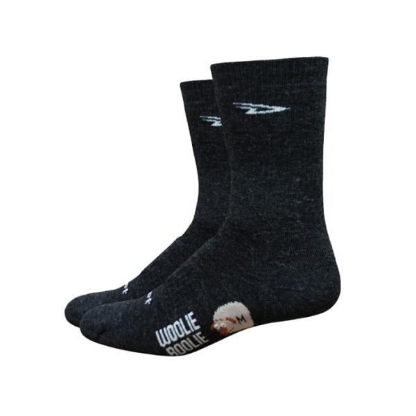 ■カラー：D-Logo Charcoal■素材：70% メリノウール27% ナイロン3% ポリウレタン■サイズ：S（23-24.5cm）M（25-27cm）L（27.5-29.5cm）■カフ長：6インチ