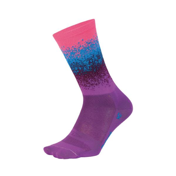 ■カラー：Ombre Pink/Blue/Purple■素材：60% ナイロン39% リサイクルポリエステル1% ポリウレタン■サイズ：S（23-24.5cm）M（25-27cm）L（27.5-29.5cm）■カフ長：6インチ