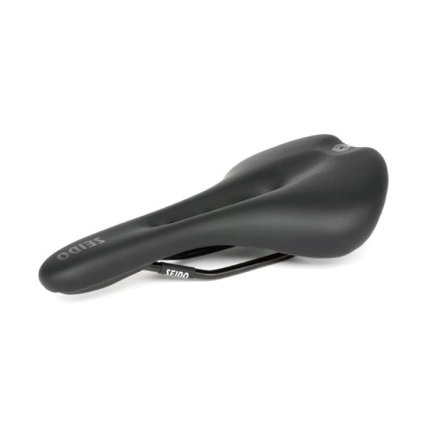 ■シートカラー：ブラック■レールカラー：ブラック■参考重量：272g■サイズ：270x152mm■レール素材：CrMo■トップカバー：合成素材■高密度フォーム、センターカット■CODE(RW)：【656242】■JAN：【405582252...