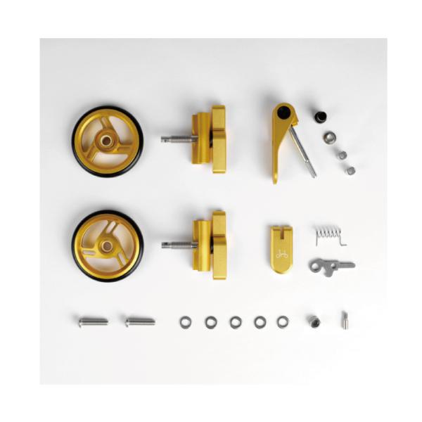 ■カラー：ゴールド■セット内容：・2つのヒンジクランププレートとレバー・サドルクイックリリース・リアフレームクリップ・トライスポークデザインとラバーリムの66mmローラーホイール■素材：プレミアムアルマイト処理されたアルミニウム■互換性：A...