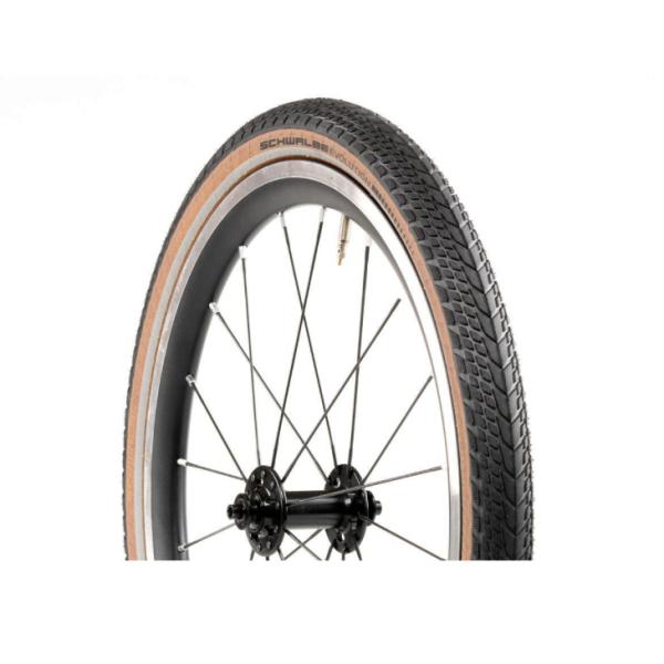 ■ブランド：Schwalbe■カラー：タンウォール■サイズ：16×1-1/3（ETRTO 35-349）■インナーチューブ：Schwalbe AV4■互換性：Brompton (折りたたみ小径車)■推奨空気圧：65-110 PSI■平均重量...
