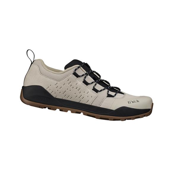 ■ソール：　X2 アウトソール　ナイロンシャンク　EVAミッドソール　VIBRAM トレッド　stiffness index 3 *ソール剛性指数 3/10■アッパー：ウーブン・リップストップ■クロージングシステム：テトロン/ PET レー...