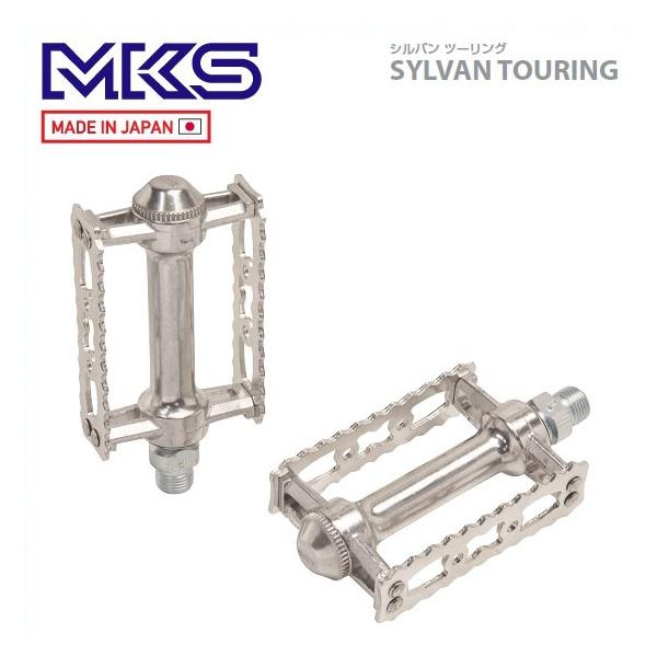 クラシカルなスタイルが魅力の両面踏みツーリング ペダル。長距離走行でも疲れにくい広めの踏面を採用。●アルミ合金 ボディ●ボール ベアリング●9/16" アクスル●L63 x W94 x H28mm●391g/ ペア