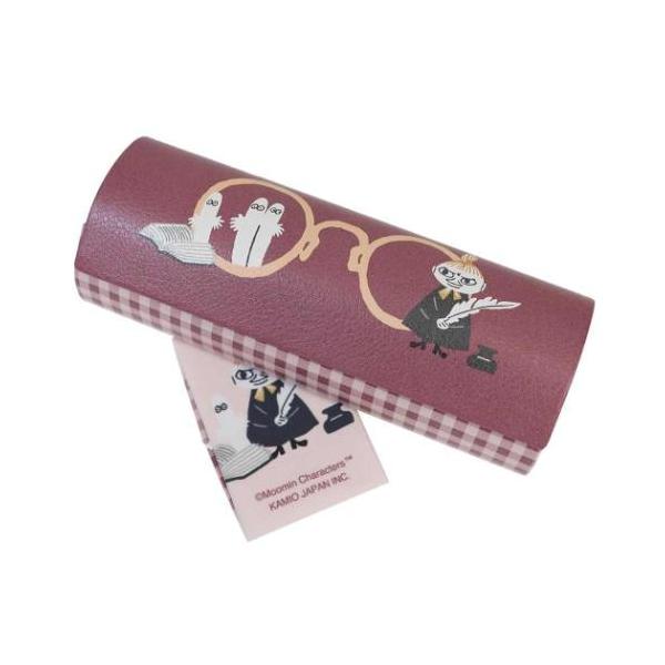 大人気[Moomin/ムーミン]グッズにまたまた可愛いnewアイテム登場こちらは大人気[半円型メガネケース]ハードタイプでカバンの中でも安心同柄プリント入りのかわいいメガネ拭きも付いています窓付きパッケージでギフトにも最適かわいい眼鏡ケース...