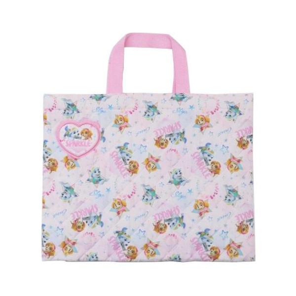 おけいこ入学 新学期にぴったりなパウパトロールのスクール雑貨シリーズこちらは定番アイテム[キルトレッスンバッグ]お道具箱もすっきり収納できるサイズめくれるお名前ワッペン付きです学校でのサブバッグ、習い事や塾に行くときに使うバッグとしてぴった...