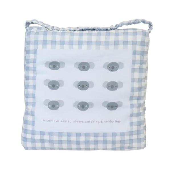 いす用入学や新学期に大喜び間違いナシのスクール雑貨シリーズこちらはキュートなスクールクッション厚みがあってふかふか座り心地も抜群ゴムひもが付いて椅子の背もたれに掛けて固定することが出来ます。サイドには名前が書けるスペースが付いています。他に...