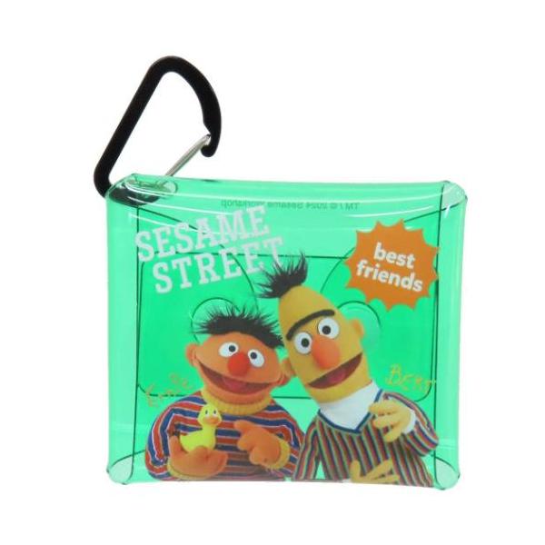 毎日使うものだからこそこだわりを 大人可愛い女性向け雑貨大人気セサミストリートグッズにまたまた可愛いnewアイテム登場こちらは水濡れや汚れに強い人気の[クリアマルチケース]のSSサイズ裏面のボタンを外せば全面が開いて出し入れしやすいカラビナ...