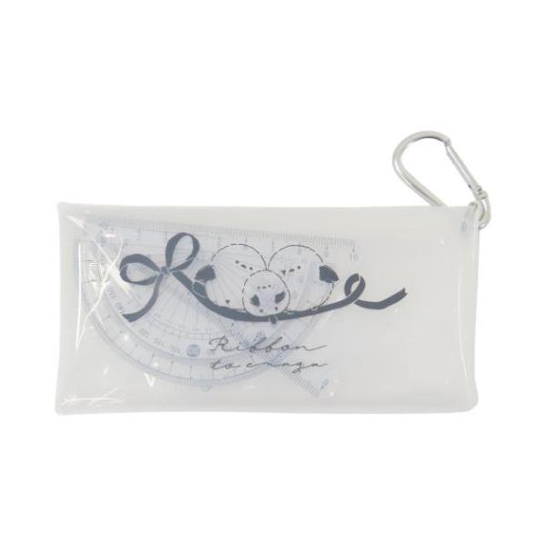 直線 収納 おしゃれ 文具 文房具 仕事 定規 学校新学期の準備にぴったりなステーショナリーシリーズこちらは学校の必需品[定規セット]ケースの中に三角定規2個と分度器が入っています。ケースはカラビナ付きで持ちやすくて使いやすいかわいい文具い...