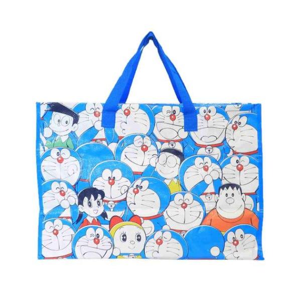 大人女子にぴったり お気に入りの鞄やお財布が充実大人気アニメ[ドラえもん]グッズにまたまた可愛いnewアイテム登場こちらは旅行やお買い物時に便利な[おみやげバッグ]天面にはファスナーがついているので安心して荷物を持ち運ぶことができます飛行機...