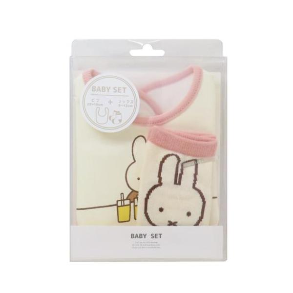 ベビー用品ディックブルーナの人気絵本[miffy/ミッフィーちゃん]のベビーグッズシリーズこちらはかわいい[ビブ＆ソックスセット]出産祝いなどのギフトにもぴったりデザインいろいろあるのでお気に入りをみつけてくださいサイズ：（ビブ）約19x2...