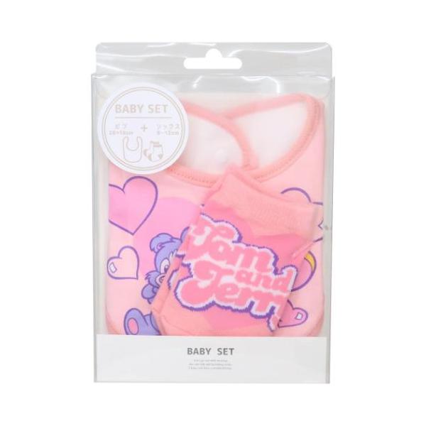 ベビー用品大人気トム＆ジェリーのベビーグッズシリーズこちらはかわいい[ビブ＆ソックスセット]出産祝いなどのギフトにもぴったりデザインいろいろあるのでお気に入りをみつけてくださいサイズ：（ビブ）約19x28cm/（ソックス）約9-12cm素材...