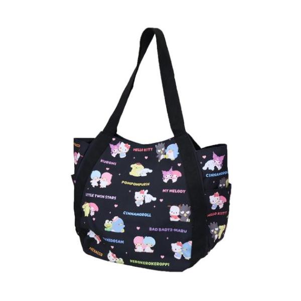 通勤 通学に大活躍大人気サンリオキャラクターグッズにまたまた可愛いnewアイテム登場こちらは収納力抜群な[ビッグトートバッグ]ポケット付きでとっても便利ホルダー付きでペットボトルを立てたまま持ち運べますジムバッグやママバッグにも最適なサイズ...