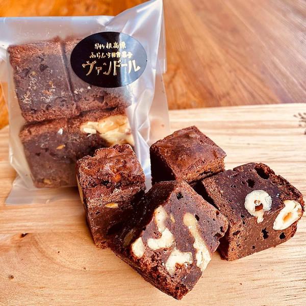 アメリカの家庭菓子の定番、濃厚なチョコレートケーキであるブラウニーを、ちょっぴりよそ行きに仕上げました。リッチなチョコレートの生地に練り込んだのは、クルミ、ピスタチオナッツの２種のナッツ。これらをたっぷりと混ぜて、ねっとり柔らかく焼きました...