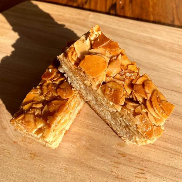 フランス焼き菓子の定番・フロランタンを思い切り贅沢に厚く焼き上げました。下のサブレ部分はザクザクと小気味いい歯触り、上のキャラメリゼしたアーモンドスライスはてっぺっんはカリッと中はねっちり。これをスティック状に切り分けました。食べ応えは満点...