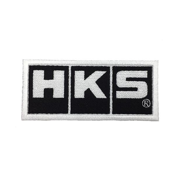 HKS PREMIUM GOODS■品名:HKS PATCH HKS LOGO BLACK■定価(税抜):￥1,800■品番:51003-AK141商品説明台紙サイズ：215×155(mm) ワッペンサイズ：105×47(mm) 定番のHK...