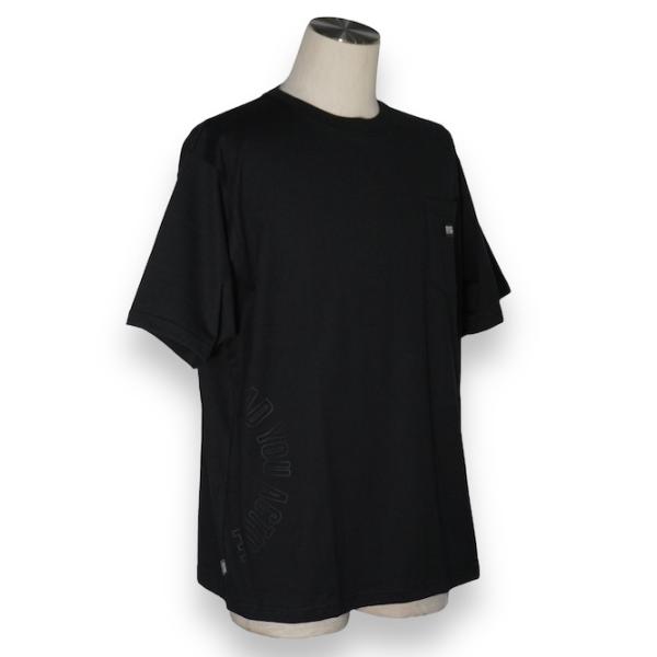 前見頃と後身頃にラウンドしたロゴがプリントされた、ポケットTシャツ。身頃生地と同色なプリント使いで目立たないデザインがポイント。■ 素材コットン 100%■ SIZE表記　着丈　袖丈　身幅　肩幅S : 66cm / 21.5cm / 54c...