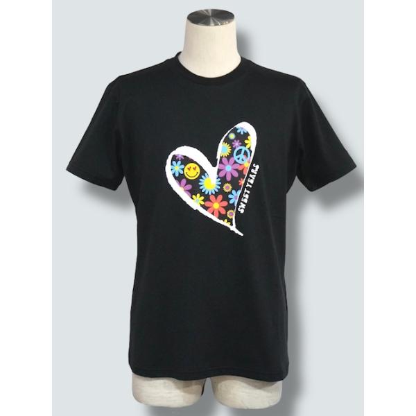 ヒッピースタイルのピースフルなロゴを詰め込んだハートTシャツ。上質なコットン素材を使うことで、抜群のフィット感とイタリアらしいシルエットを実現しています。【 SWEET YEARS 】世界的なサッカー選手、Paolo Maldini (パオ...