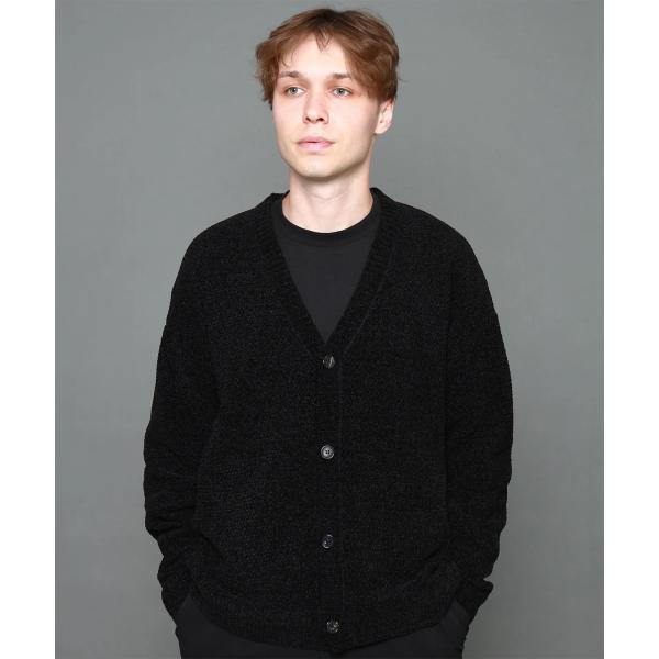 自社開発のリサイクルポリエステルをシェニール加工(毛虫のような起毛)した糸を開発。編み地に凹凸を出す事とシェニール起毛することで、表情のある暖かで着心地の良い１着に。ムラっぽい光沢感のある大人な表情のカーディガン。※糸の性質上毛抜けが起きま...