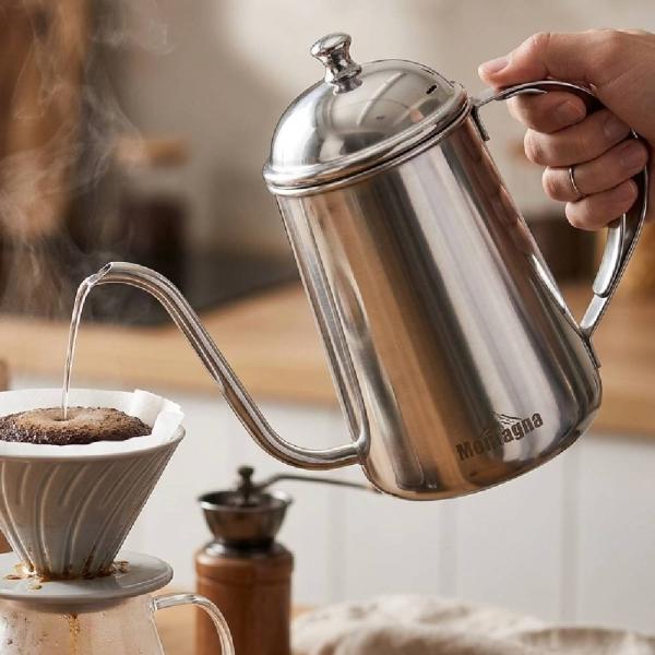 注ぎ口が細く、お湯の量を自在に調整できるため、ムラのない本格的なドリップが可能です容量は約600mlで、一度にたっぷり2〜4杯分を抽出キッチンはもちろん、開放的なキャンプシーンでも、極上のコーヒータイムを演出します細口のグースネック狙った場...