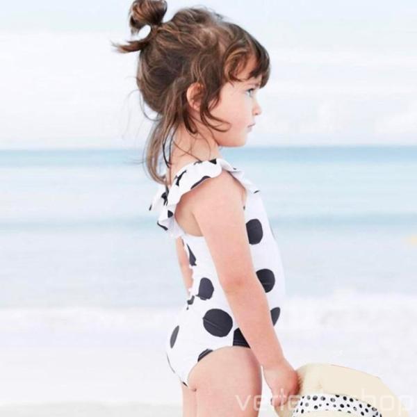 手書き風の大き目ドットが印象的な女の子用水着です♪肩ひものパイピング部分にフリルが付いたとってもかわいいデザインで、プールや海で目立つこと間違いなし！伸縮性があり、お子さまが脱ぎ着しやすくなっています。■サイズについて＜表記は平置き採寸とな...