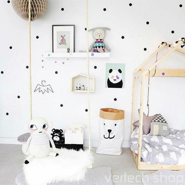 小さめの丸型のステッカーを壁に貼れば、簡単にお部屋をデコレーションできます。お子さまと楽しくペタペタして、インスタで人気の北欧キッズルームにアレンジしてみてはいかがでしょうか♪※画像には大小サイズのシールが使われていますが、この商品は１サイ...