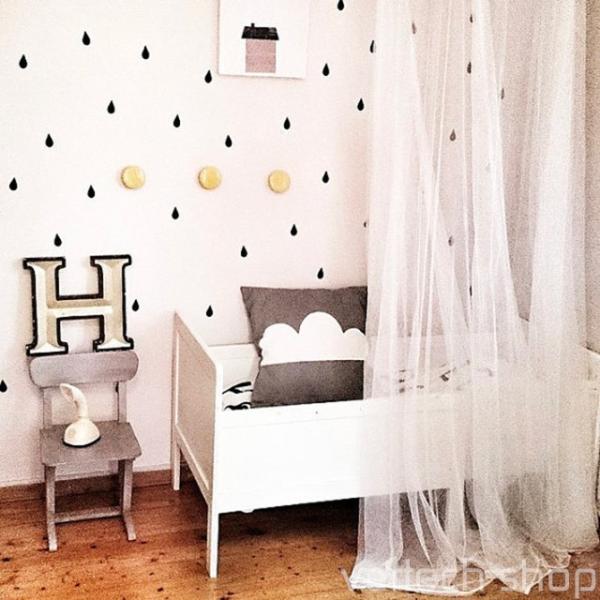 しずく型のステッカーを壁に貼れば、簡単にお部屋をデコレーションできます。お子さまと楽しくペタペタして、インスタで人気の北欧キッズルームにアレンジしてみてはいかがでしょうか♪【カラー】ブラック■１色24ピース１シート８ピース。３シート入り。■...