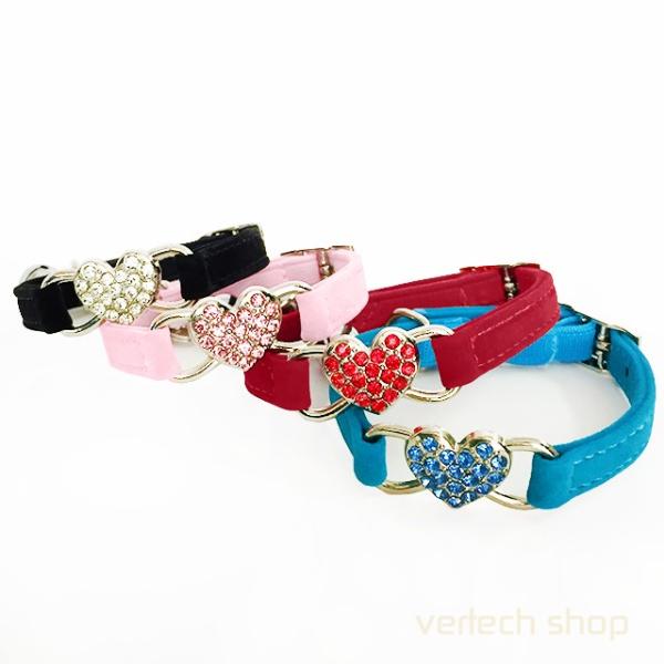 ハートのビジューがキラキラ輝く猫ちゃん用首輪です。万が一首輪が引っかかっても、ゴムの部分が伸びて外れる安心設計。離れていても安心の鈴付きタイプです♪ベロア調素材とシルバーの金具でしっかりとした高級感のあるつくりです☆5段階のサイズ調節が可能...