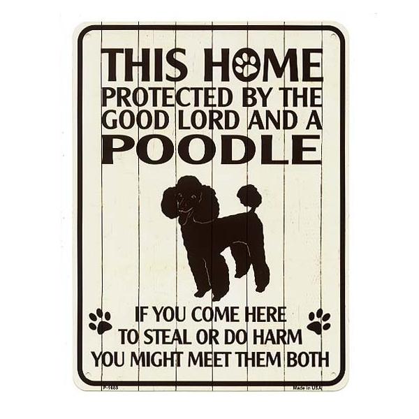 かわいい愛犬のインテリア♪屋外でも室内でも飾っていただけるアメリカ製のプレートです★直輸入の格安価格でご紹介中！詳しくは商品説明欄をご覧ください。プードル 雑貨 PROTECTED BY THE GOOD LORD AND A POODLE...