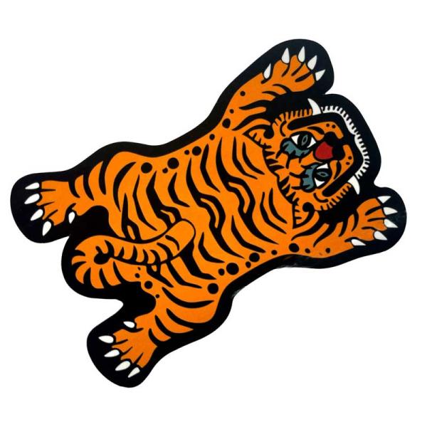 チベタンタイガーを象った防水、耐水加工のステッカーです★虎はチベット文化において、力と保護の象徴とされていて悪いエネルギーを避け身に着ける人を災難から守ってくれるそんな意味合いのステッカーです★デザイン性も高いこんな縁起物のステッカーを使っ...