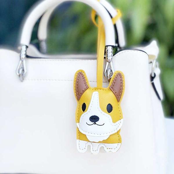【メール便全国送料無料でお届け】コーギーのPUレザー製のバッグチャーム♪ハンドメイドの優しい柔らかな雰囲気のがこのデザインにマッチしていて嬉しいです★本来はバッグチャームですが工夫次第でキーホルダーや車載インテリアにも大活躍(^^)/★あな...