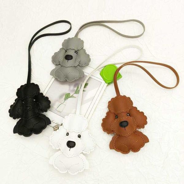 【メール便全国送料無料でお届け】プードルのPUレザー製のバッグチャーム♪ハンドメイドの優しい柔らかな雰囲気が嬉しいです★本来はバッグチャームですが工夫次第でキーホルダーや車載インテリアにも大活躍(^^)/★あなたもこんなプードル雑貨を使って...