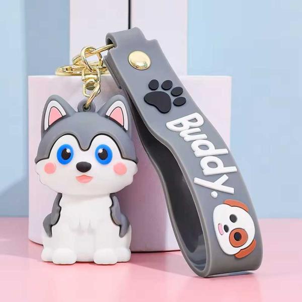 かわいくデフォルメされたシベリアンハスキーのキーホルダーです。このデフォルメが最高ぉーにポップでかわいらしいですよね★本体はしっかりとした立体的な作りになっていておすわりポーズで自立立ちいたします★ラバー製のストラップ部分の「Buddy（バ...
