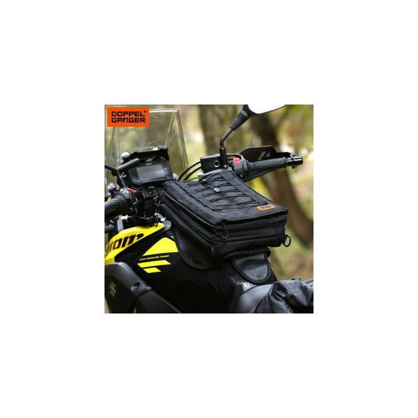 タンクバッグの大部分を占めるツーリングマップやタブレットを収納するクリアトップ、そしてバイクへの取り付けに必要なマグネット。これらタンクバッグとして必要不可欠な機能により独特な見た目に仕上がるバイク用のタンクバッグ。そのルックスがゆえ普段使...