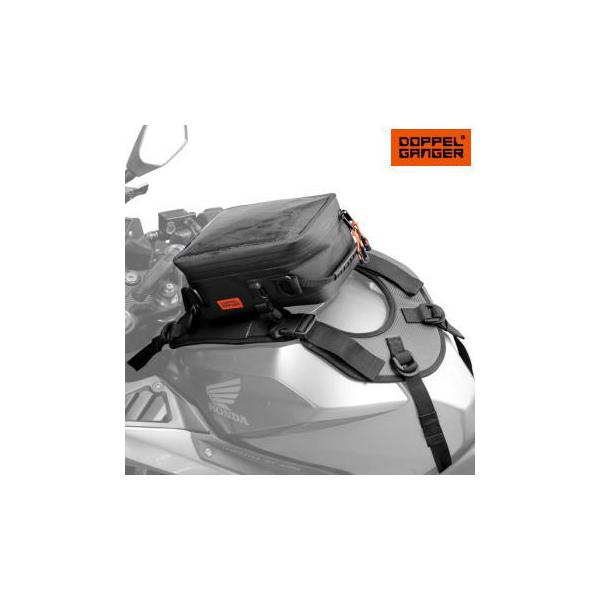 樹脂タンクなどマグネット固定ができない車両用のベルト固定式タンクバッグ。スマホポケット付属。バックルを外すだけで給油口へのアクセスが可能。ベースは分割式でベルトの長さを調整可能。タンクの形状にフィットしやすいです。■カラー:ブラック(ブラッ...