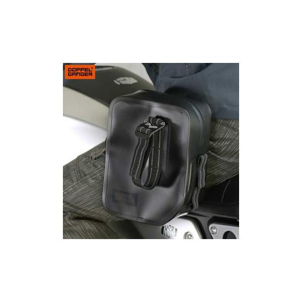 「手ぶら感覚でしっかり収納」バイクライフを快適にする高機能TPUホルスターバッグ。意外とかさばる長財布やスマホ、鍵、ドリンク等を収納しながら邪魔にならないフィット感とライディングの快適さを両立。TPU素材による防水仕様で突然の雨にも対応。ツ...