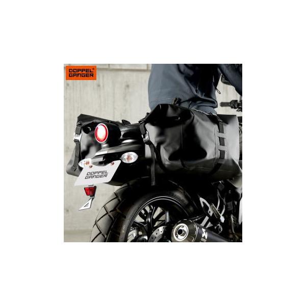 ターポリン素材とシームレス構造でレインカバーいらずの防水サイドバッグ。マフラーに干渉しづらいシンプルな形状に加えて独自のハングベルトや底板など装着を安定させる工夫を盛り込んだツーリングギアです。左右対称の安定感のある形状を採用しロゴをブラッ...