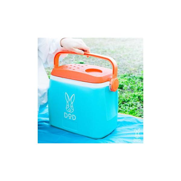 軽量設計のお散歩クーラー。500mlのペットボトルや缶が8本収納可能。ランチボックスと保冷剤を入れても余裕の容量です。ハードクーラーならではの頑丈な蓋には便利なドリンクホルダーを装備。レジャーシートの上で不安定になりがちなコップの定位置に早...