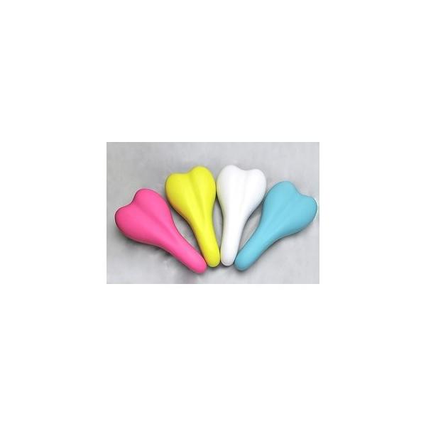 ■商品説明オリジナルバイクのカスタマイズにぴったりのカラーサドルです♪クッション性もあり、乗り心地快適です。幅：１３８ｍｍ全長：２７４ｍｍ重量：３３７ｇカラー：ブルー（水色）●写真の色と現物は若干異なる場合があります。●一部仕様を予告なく変...